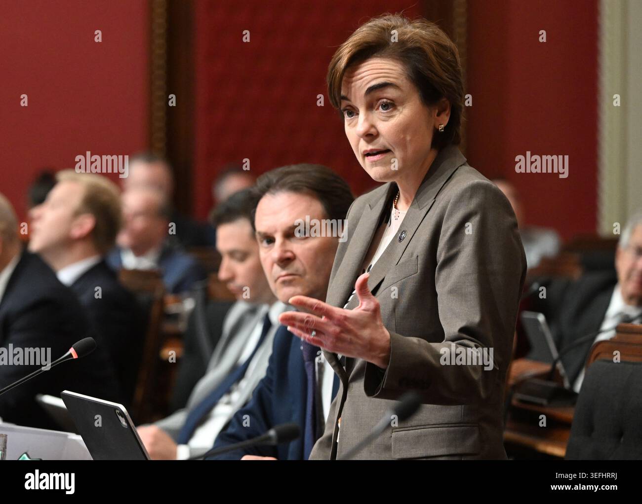 La première ministre du Québec, Christine Fréchette, répond aux ...