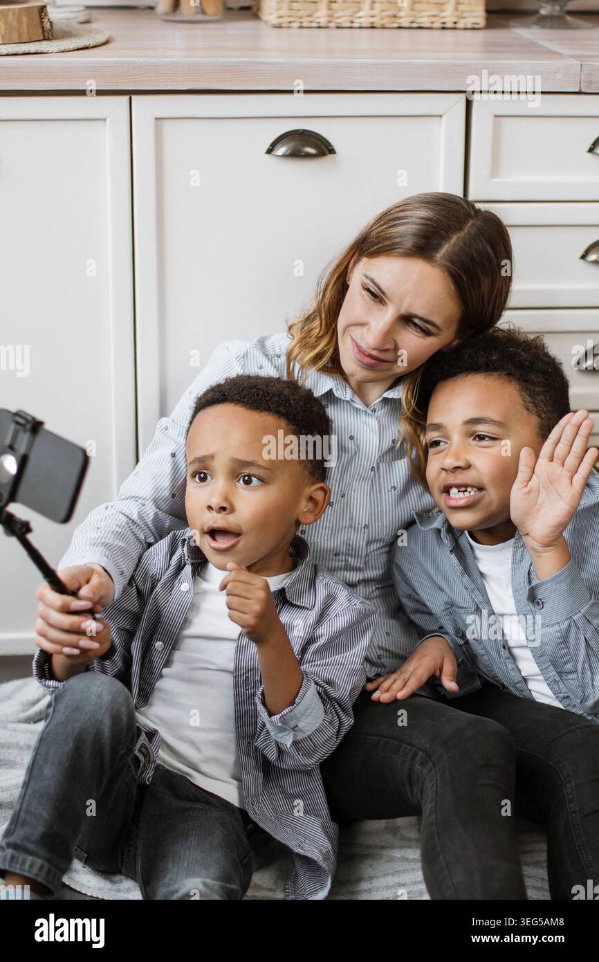 Family filming video together hi-res stock photography and images - Alamy