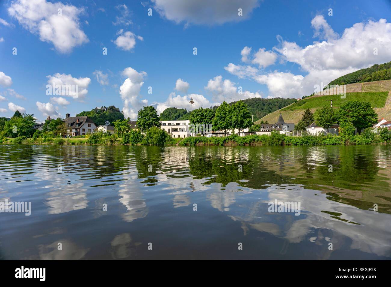 Flusslandschaft Weniberg und die Saar bei Saarburg, Rheinland-Pfalz ...