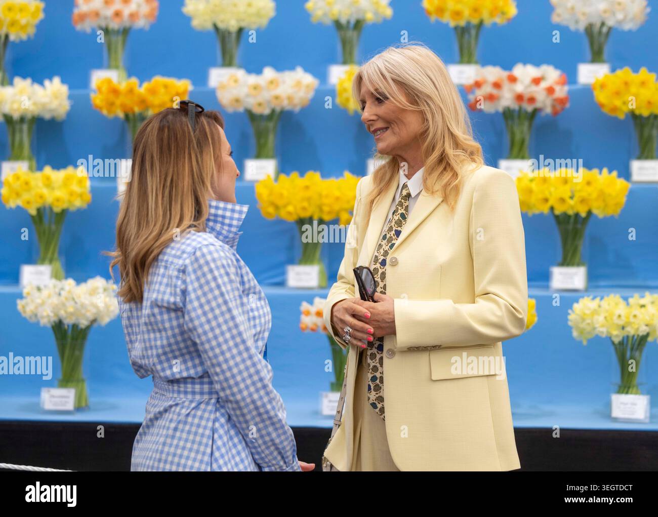Gaby roslin charlotte daubney taylors bulbs hi-res stock photography ...