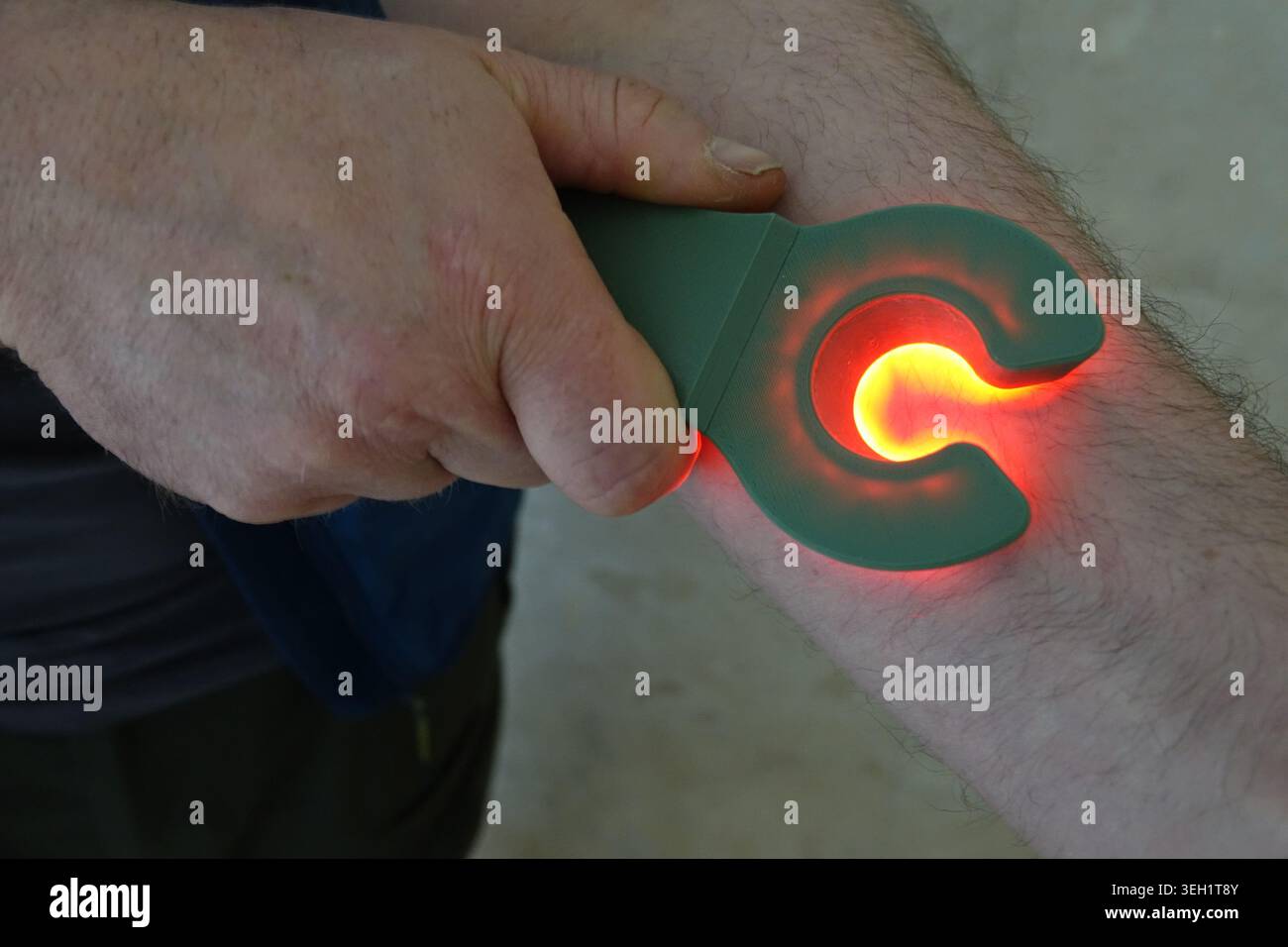 PRODUCTION - 14 May 2026, Berlin: A man demonstrates a vein finder from ...