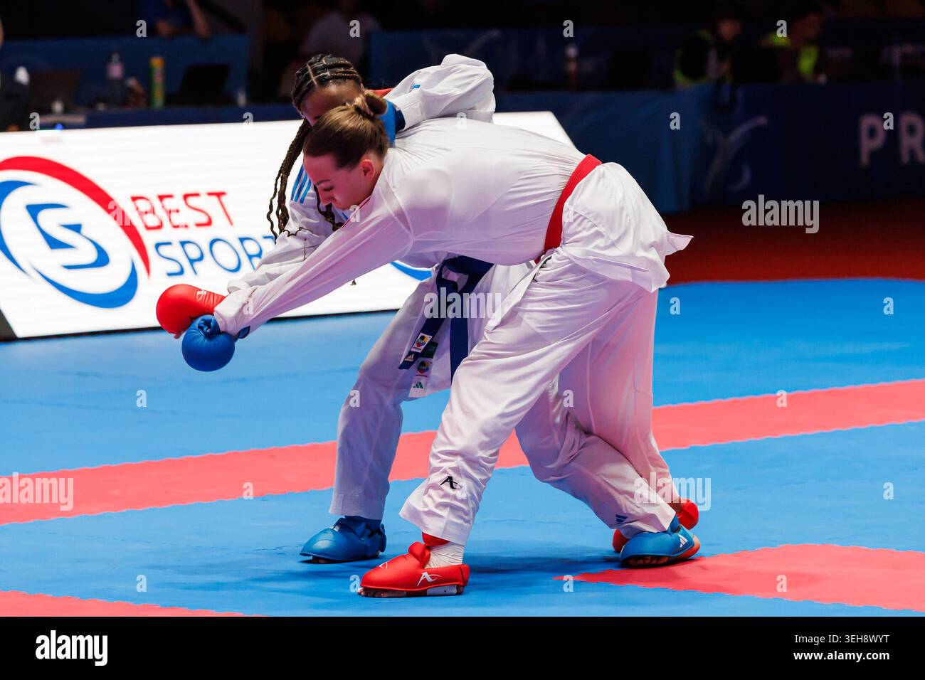 Sadea Becirovic (CRO, rot) gegen Thalya Sombe (FRA, blau) im Finale ...