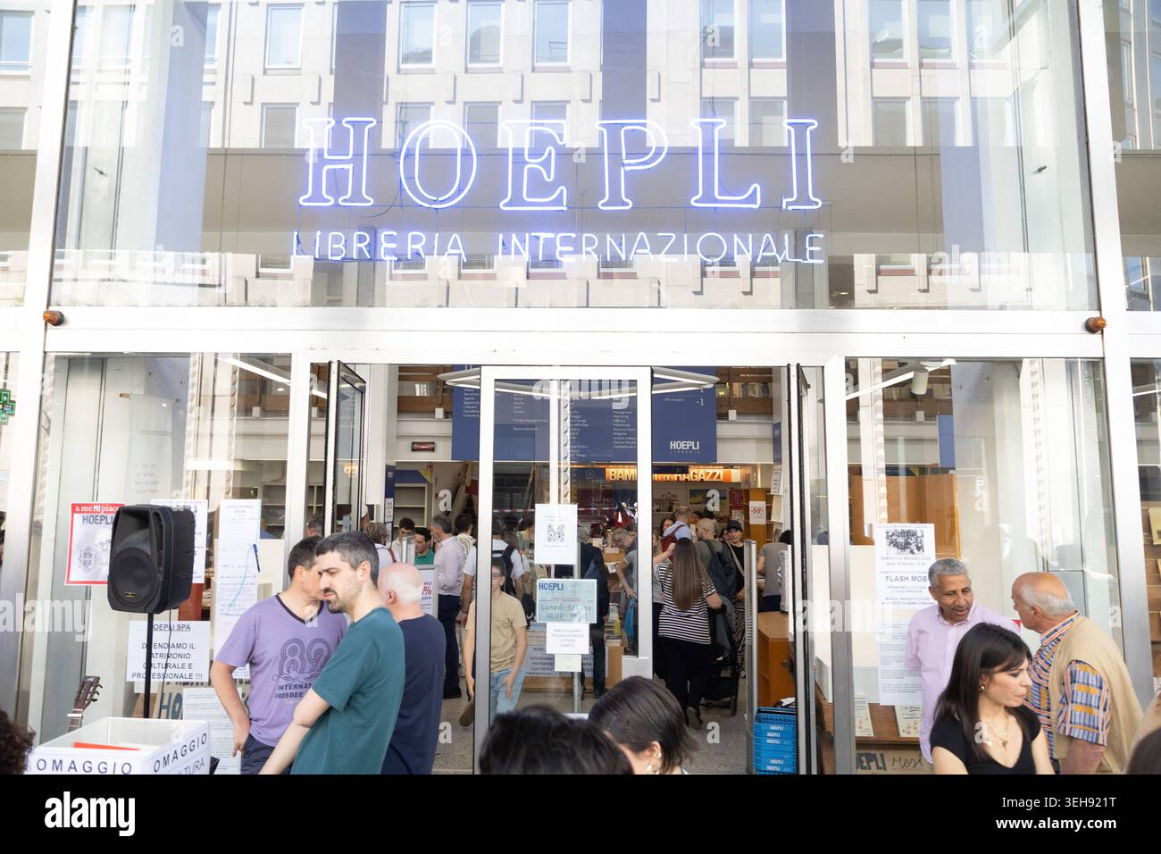 IPA84999178 - Milan, Libreria Hoepli, 5/23/2026, Flash-mob in front of ...