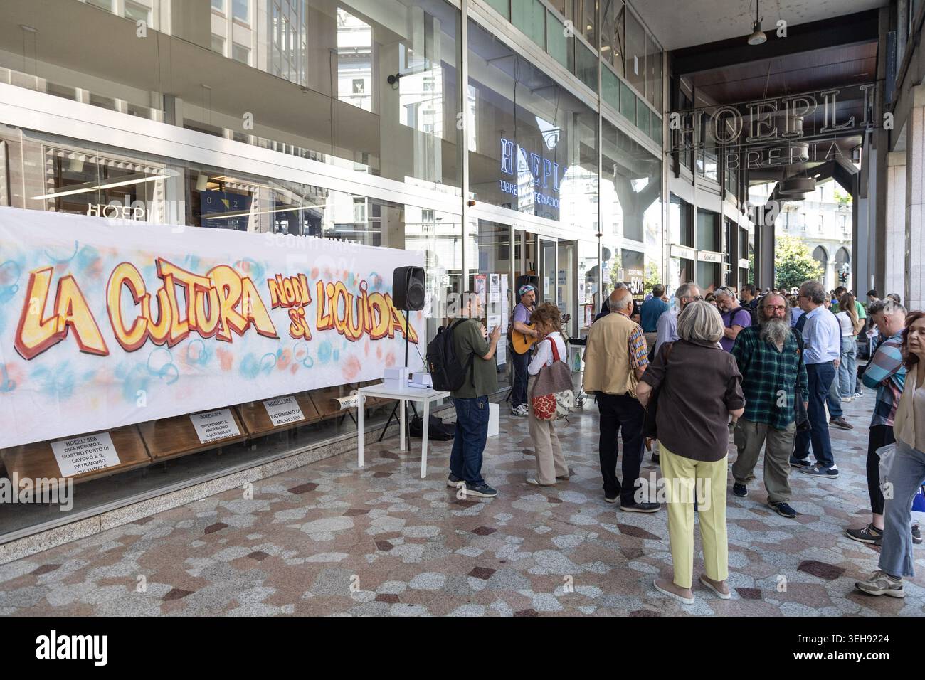 IPA84999205 - Milan, Libreria Hoepli, 5/23/2026, Flash-mob in front of ...