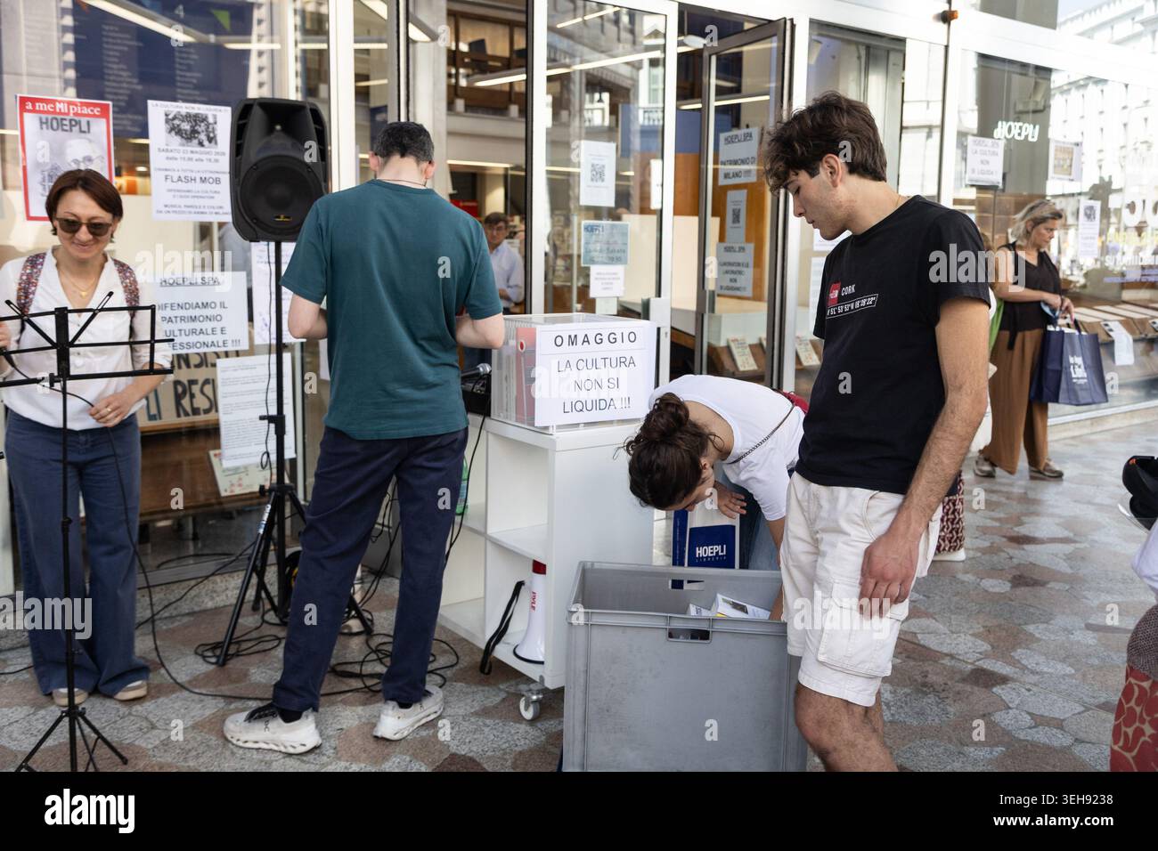 IPA84999208 - Milan, Libreria Hoepli, 5/23/2026, Flash-mob in front of ...