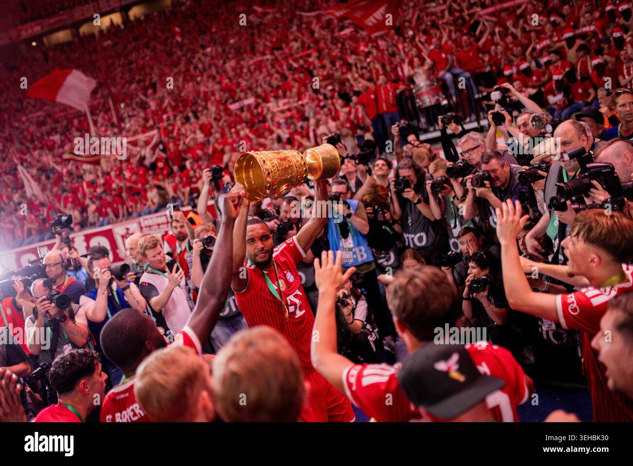 Berlin, Germany. 23rd Mai 2026. Jubel Jonathan Tah (FCB) mit Pokal ...