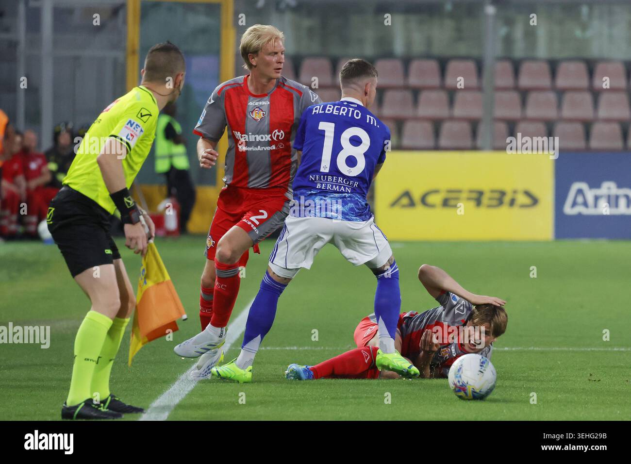 Cremonese's Alessio Zerbin and ComoÕs Alberto Moreno during the Serie A ...