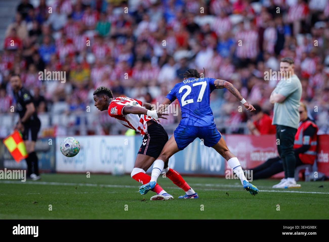 Nilson Angulo of Sunderland turns Malo Gusto of Chelsea during the ...
