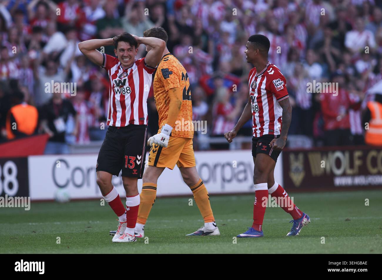 Luke O'Nien, Robin Roefs and Reinildo Mandava Of Sunderland celebrate ...