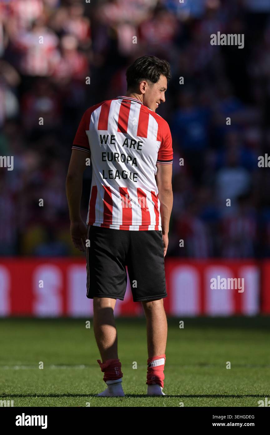 Luke O'Nien of Sunderland FC with his ‘We are Europa League’ Shirt ...