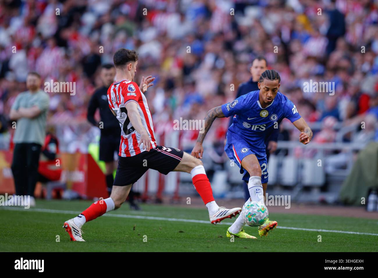 Joao Pedro of Chelsea beats Trai Hume of Sunderland during the ...