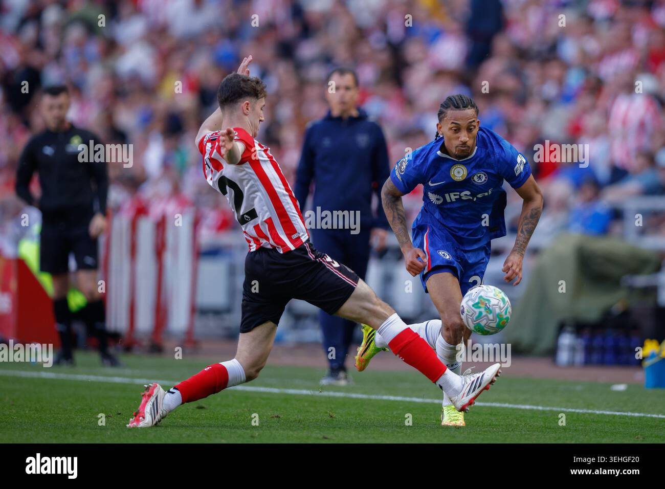 Joao Pedro of Chelsea beats Trai Hume of Sunderland during the ...