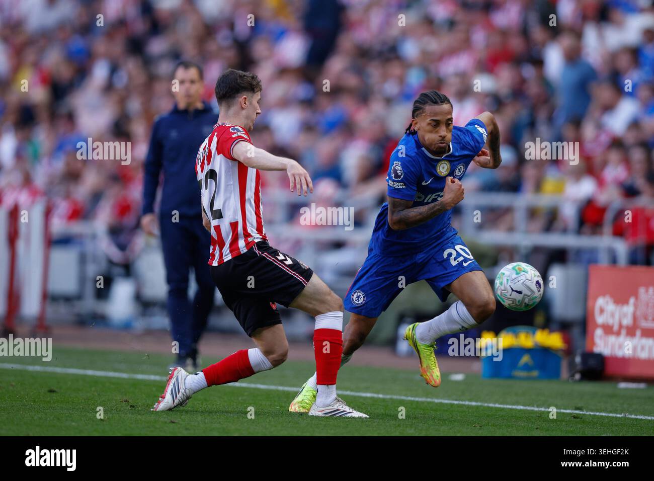Joao Pedro of Chelsea beats Trai Hume of Sunderland during the ...