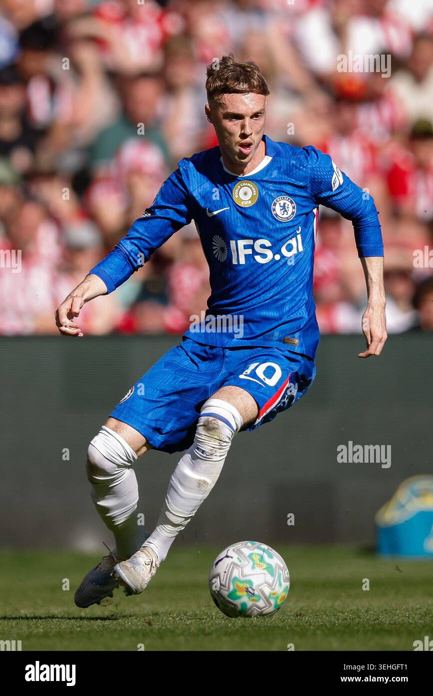 Cole Palmer of Chelsea controls play during the Sunderland v Chelsea ...