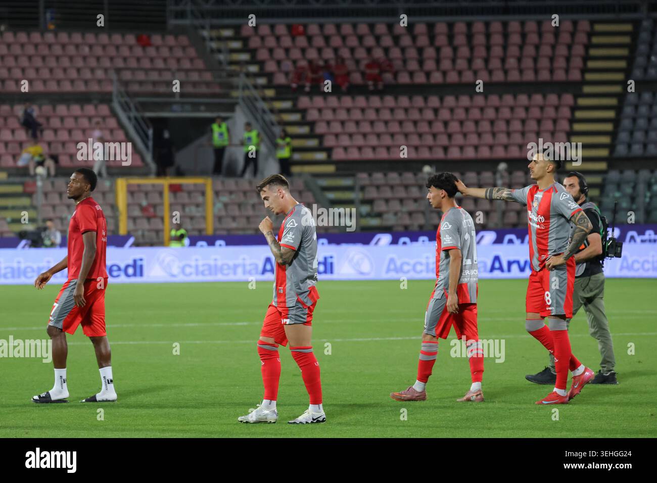 players of Cremonese show their dejection at the end of during the ...