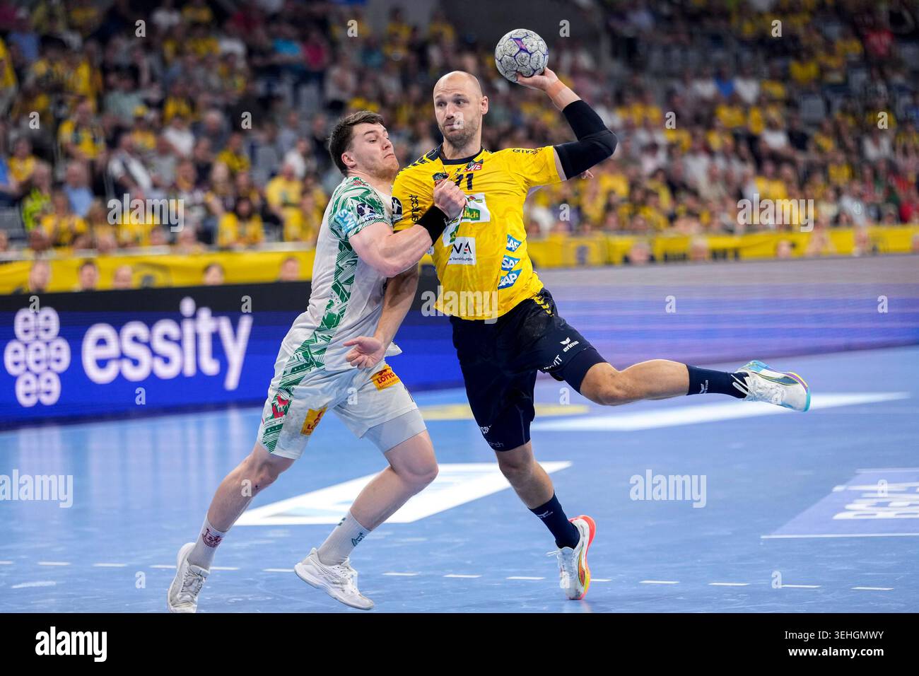 v.li.: Elvar Örn Jonsson (SCM, 19), Lukas Sandell (RNL, 11), Zweikampf ...