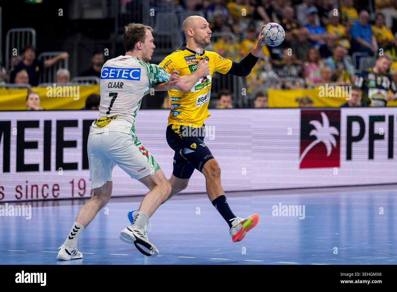 v.li.: Felix Claar (SCM, 7), Lukas Sandell (RNL, 11), Zweikampf ...
