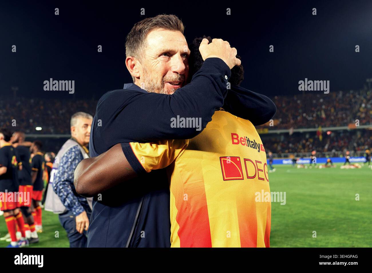 IPA85050219 - coach Eusebio Di Francesco of US Lecce celebrates with ...