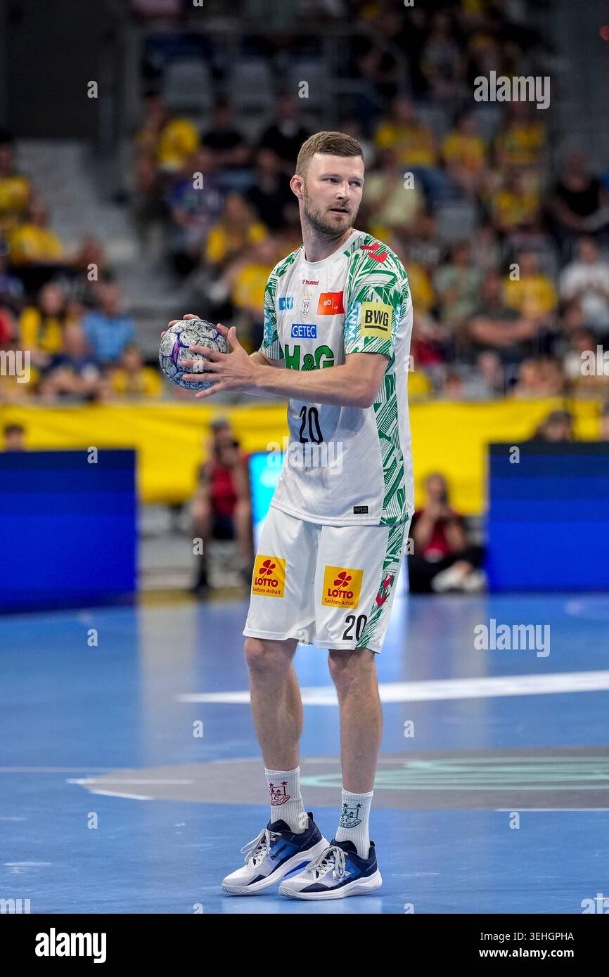 Philipp Weber (SCM, 20), on the ball, free-standing shot, full body ...