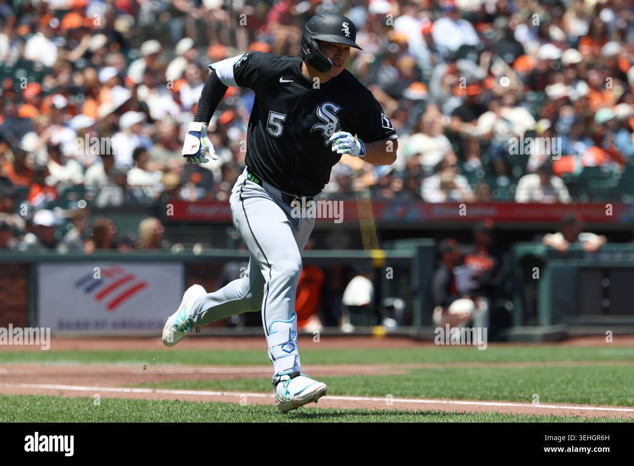 Chicago White Sox's Munetaka Murakami (5) runs to first base during the ...
