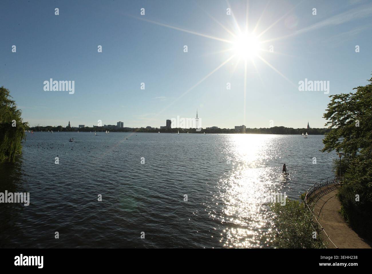 Die Sonne strahlt bei Temperaturen über 25 Grad über der Außenalster ...