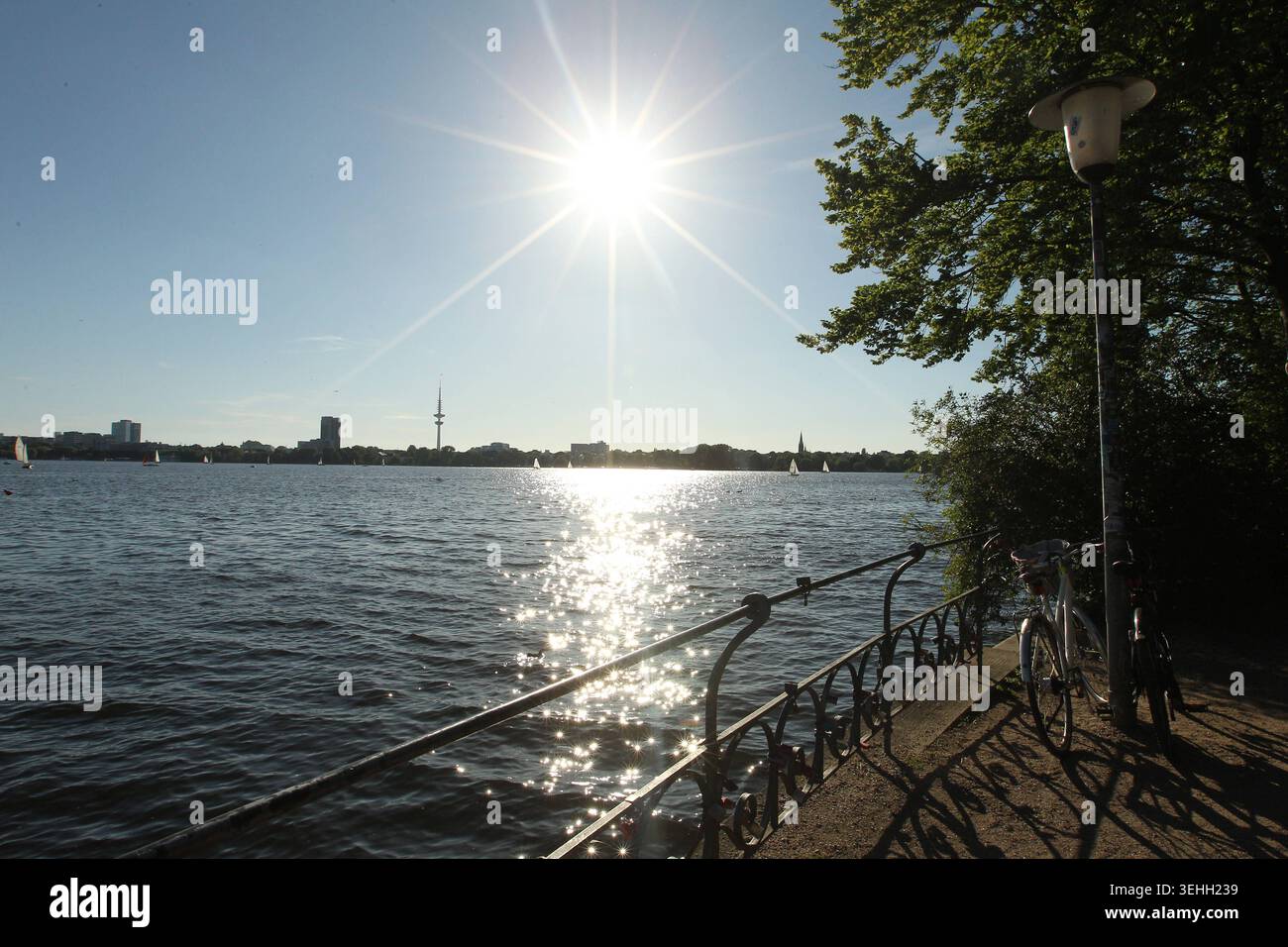 Die Sonne strahlt bei Temperaturen über 25 Grad über der Außenalster ...