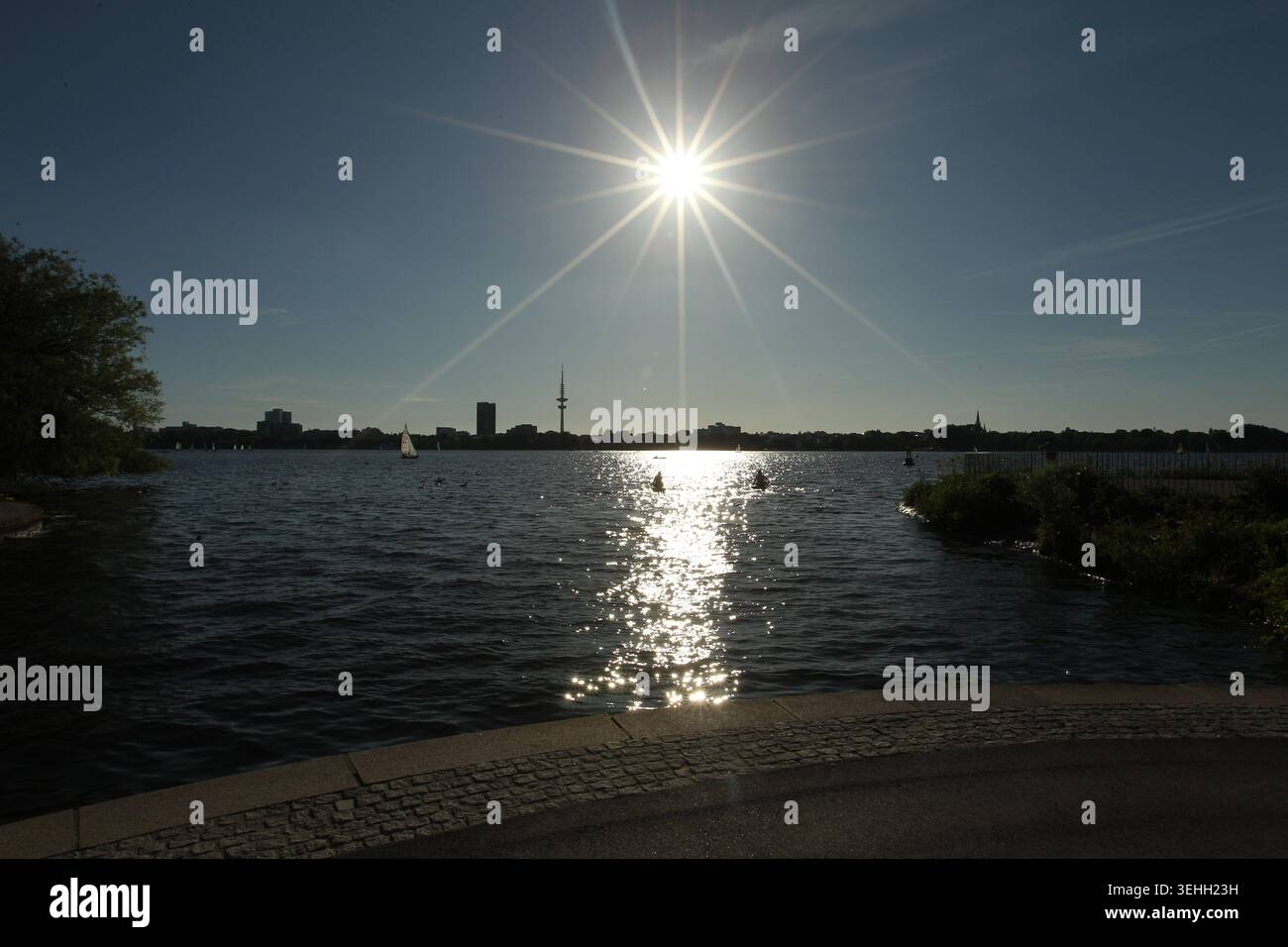 Die Sonne strahlt bei Temperaturen über 25 Grad über der Außenalster ...