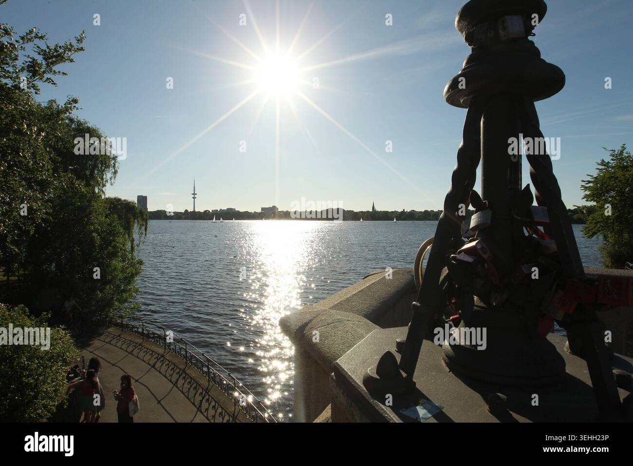 Die Sonne strahlt bei Temperaturen über 25 Grad über der Außenalster ...