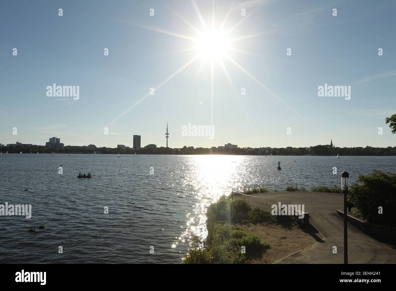 Die Sonne strahlt bei Temperaturen über 25 Grad über der Außenalster ...