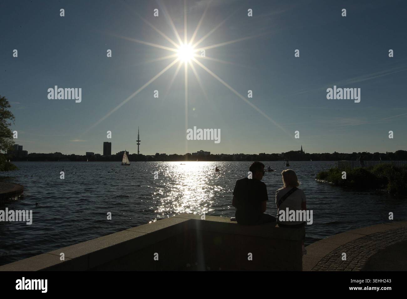 Die Sonne strahlt bei Temperaturen über 25 Grad über der Außenalster ...
