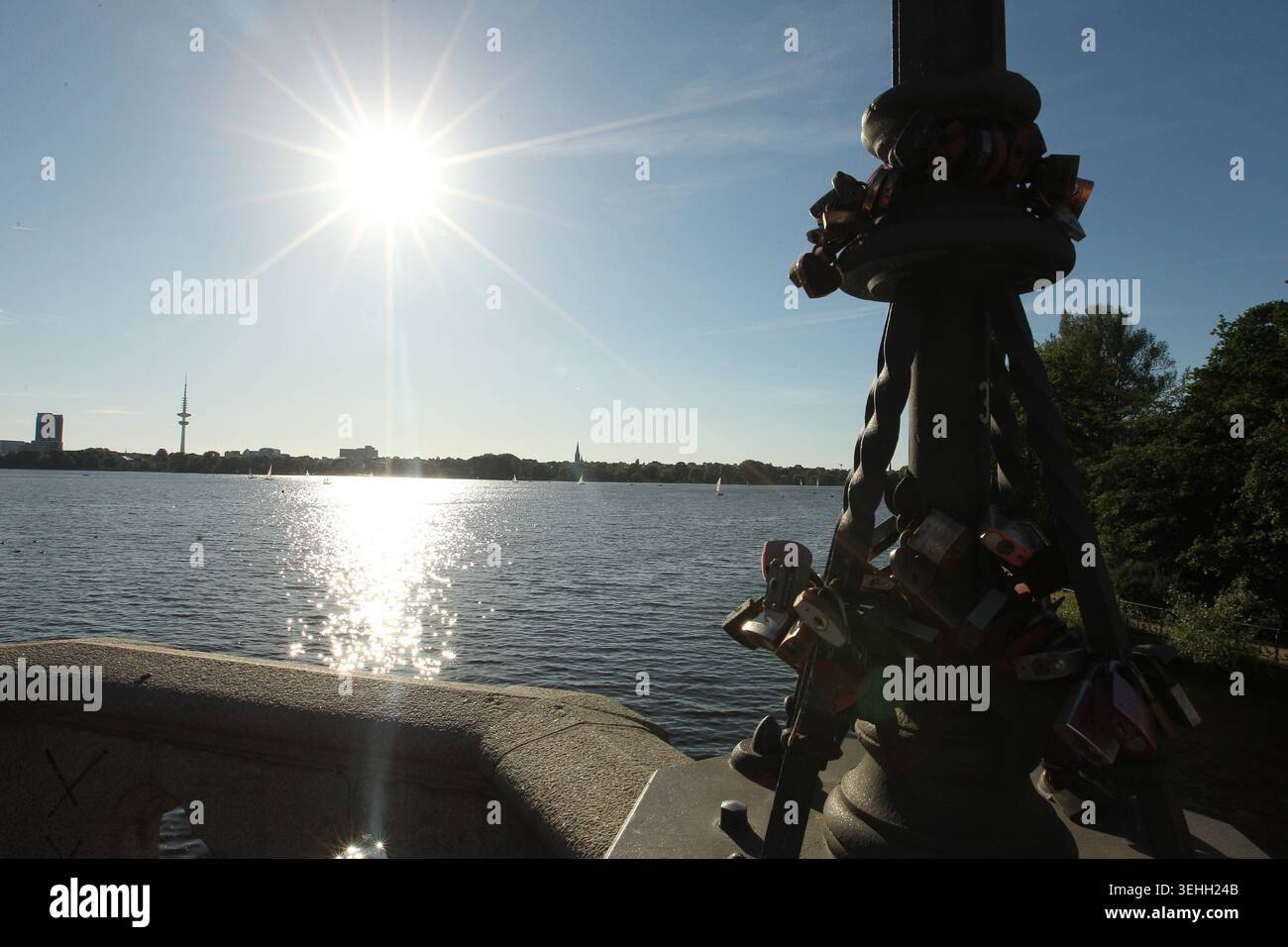 Die Sonne strahlt bei Temperaturen über 25 Grad über der Außenalster ...