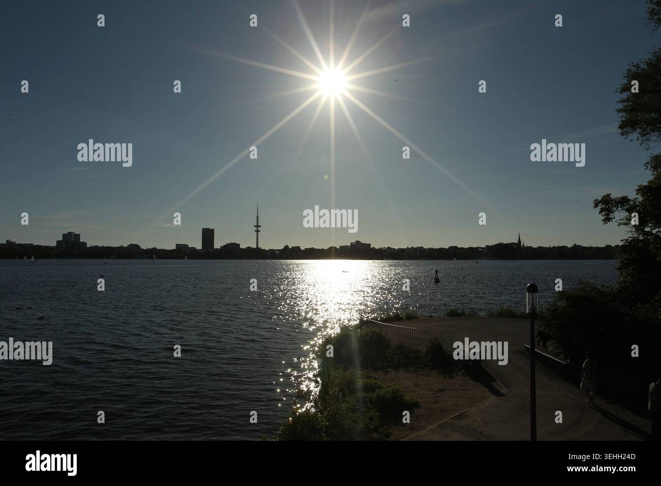 Die Sonne strahlt bei Temperaturen über 25 Grad über der Außenalster ...