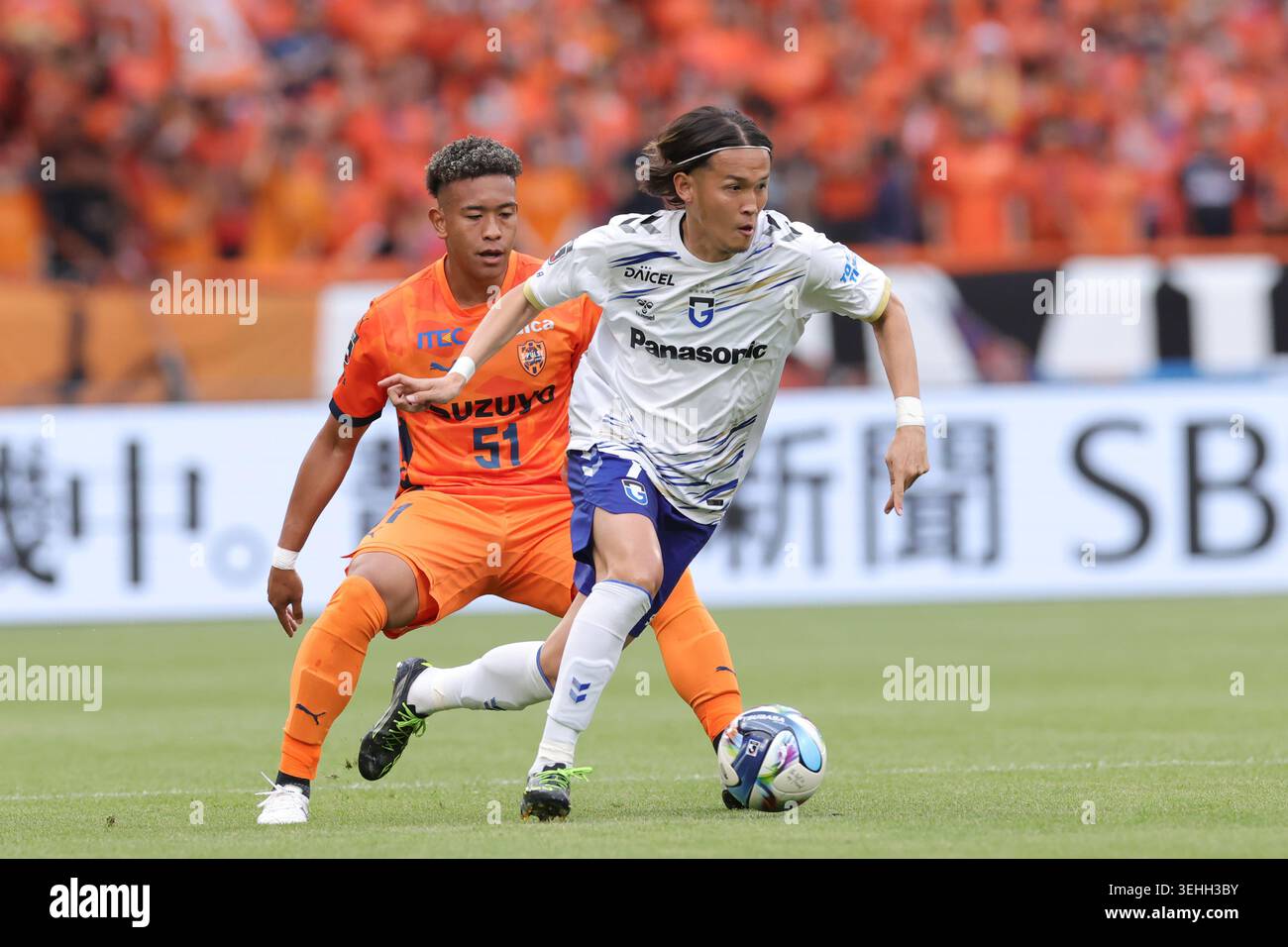 (L-R) Jelani Reshaun Sumiyoshi (S-Pulse), Takashi Usami (Gamba), MAY 24 ...
