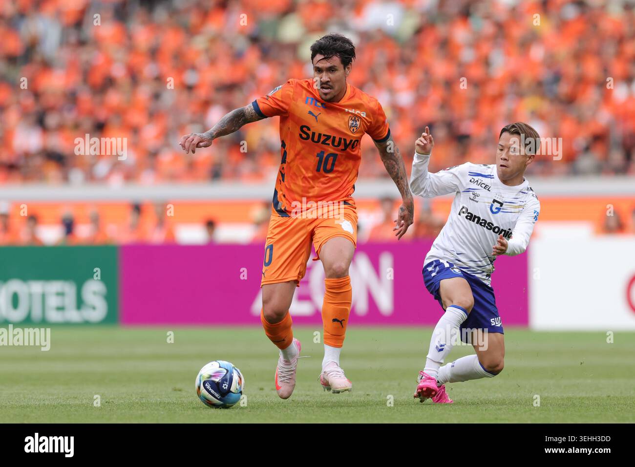 (L-R) Matheus Bueno (S-Pulse), Ryoya Yamashita (Gamba), MAY 24, 2026 ...