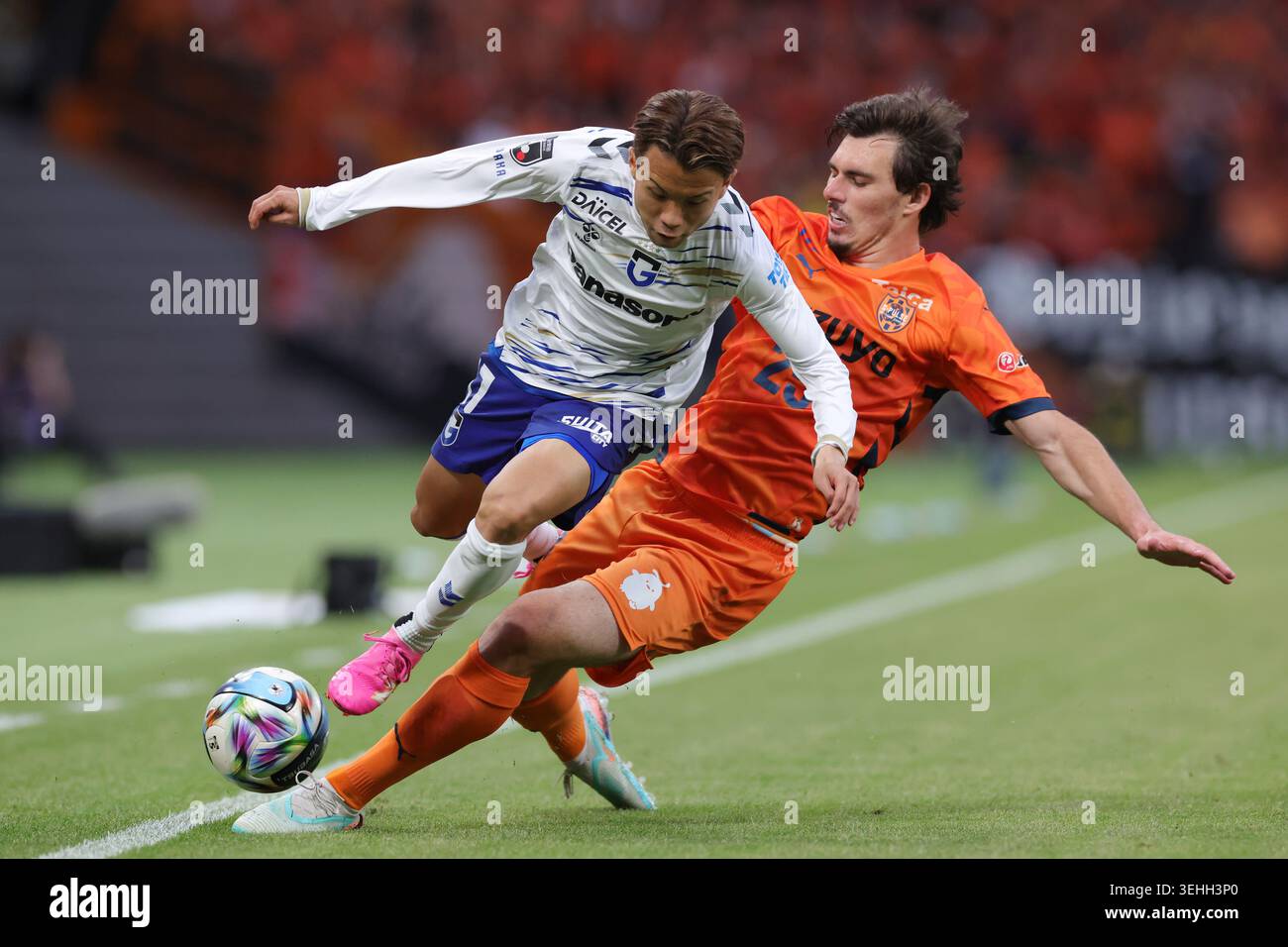 (L-R) Ryoya Yamashita (Gamba), Mateus Brunetti (S-Pulse), MAY 24, 2026 ...
