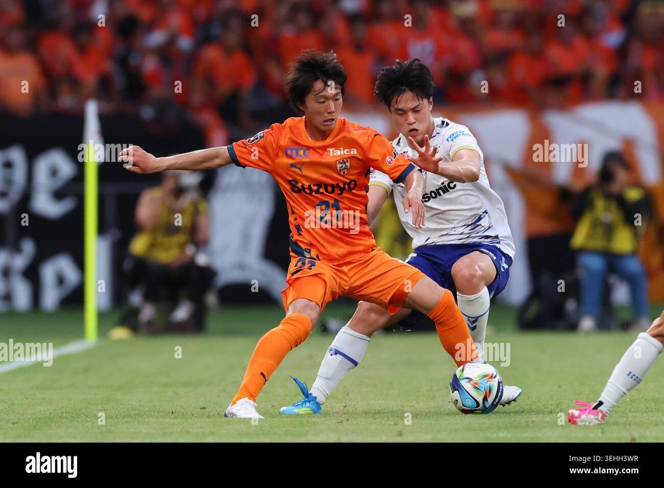 (L-R) Kai Matsuzaki (S-Pulse), Ginjiro Ikegaya (Gamba), MAY 24, 2026 ...