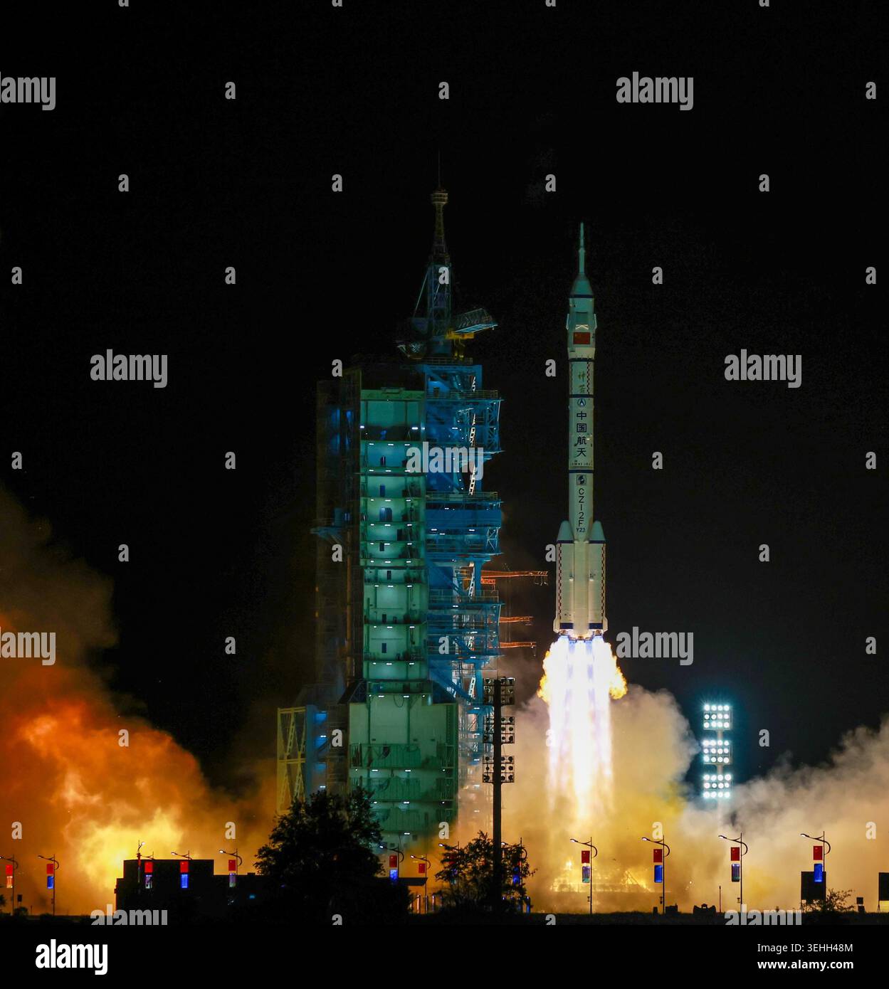 A Long March-2F carrier rocket carrying the Shenzhou-23 manned ...