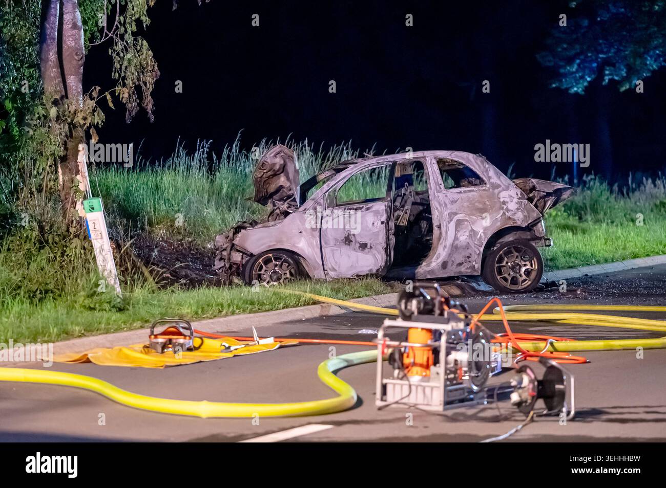 25 May 2026, North Rhine-Westphalia, Hückeswagen: A burnt-out wrecked ...