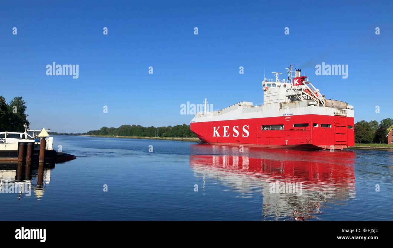 25 May 2026, Schleswig-Holstein, Breiholz: The car carrier Isar Highway ...