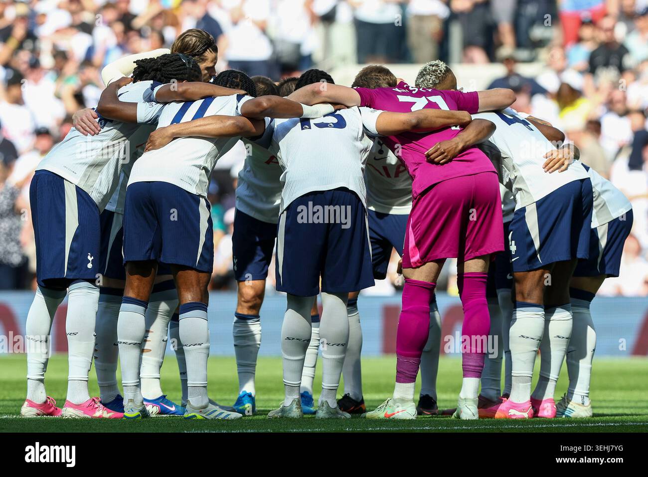 Tottenham Hotspur players huddle before the Tottenham Hotspur v Everton ...
