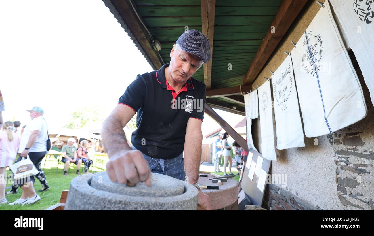 25 May 2026, Thuringiam, Linda: Dietmar Tümmler grinds flour on Whit ...