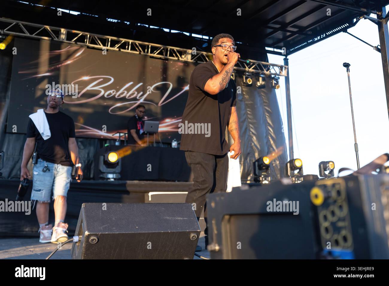 Event host The Music Man Roy Henderson entertains at the Keyshia Cole ...