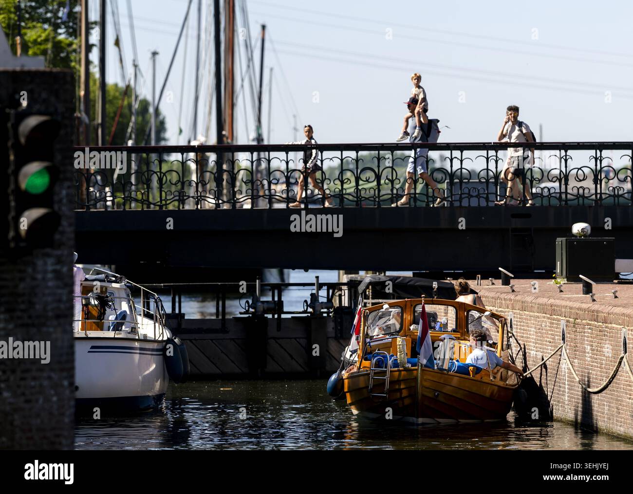 MUIDEN - Recreationists are enjoying the lovely weather in Muiden. On ...