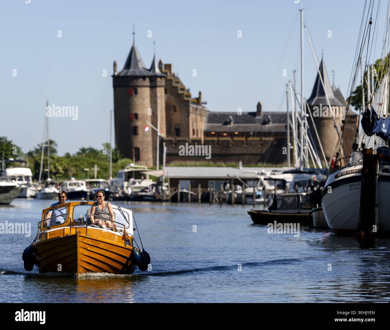 MUIDEN - Recreationists are enjoying the lovely weather in Muiden. On ...