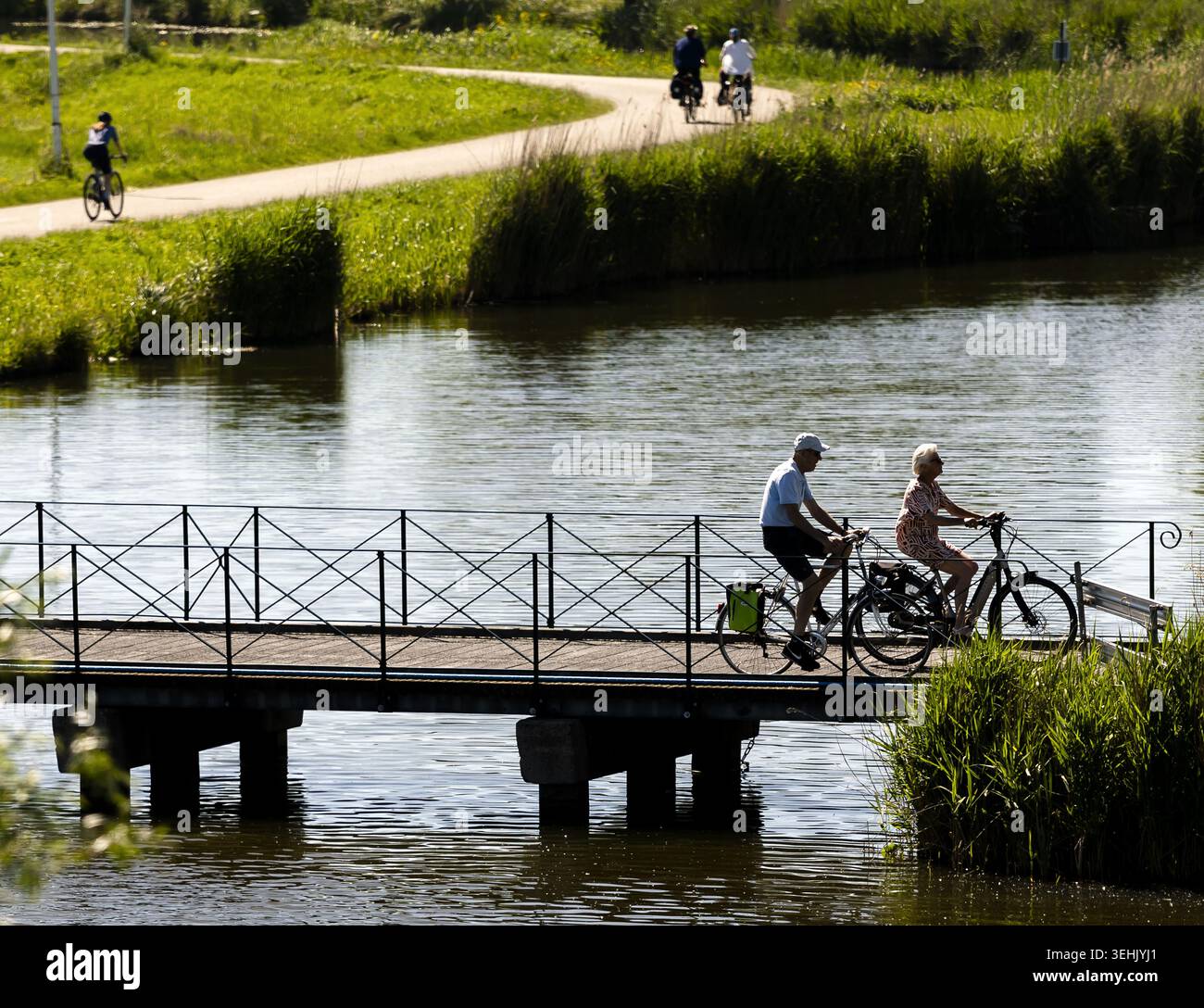 MUIDEN - Recreationists are enjoying the lovely weather in Muiden. On ...