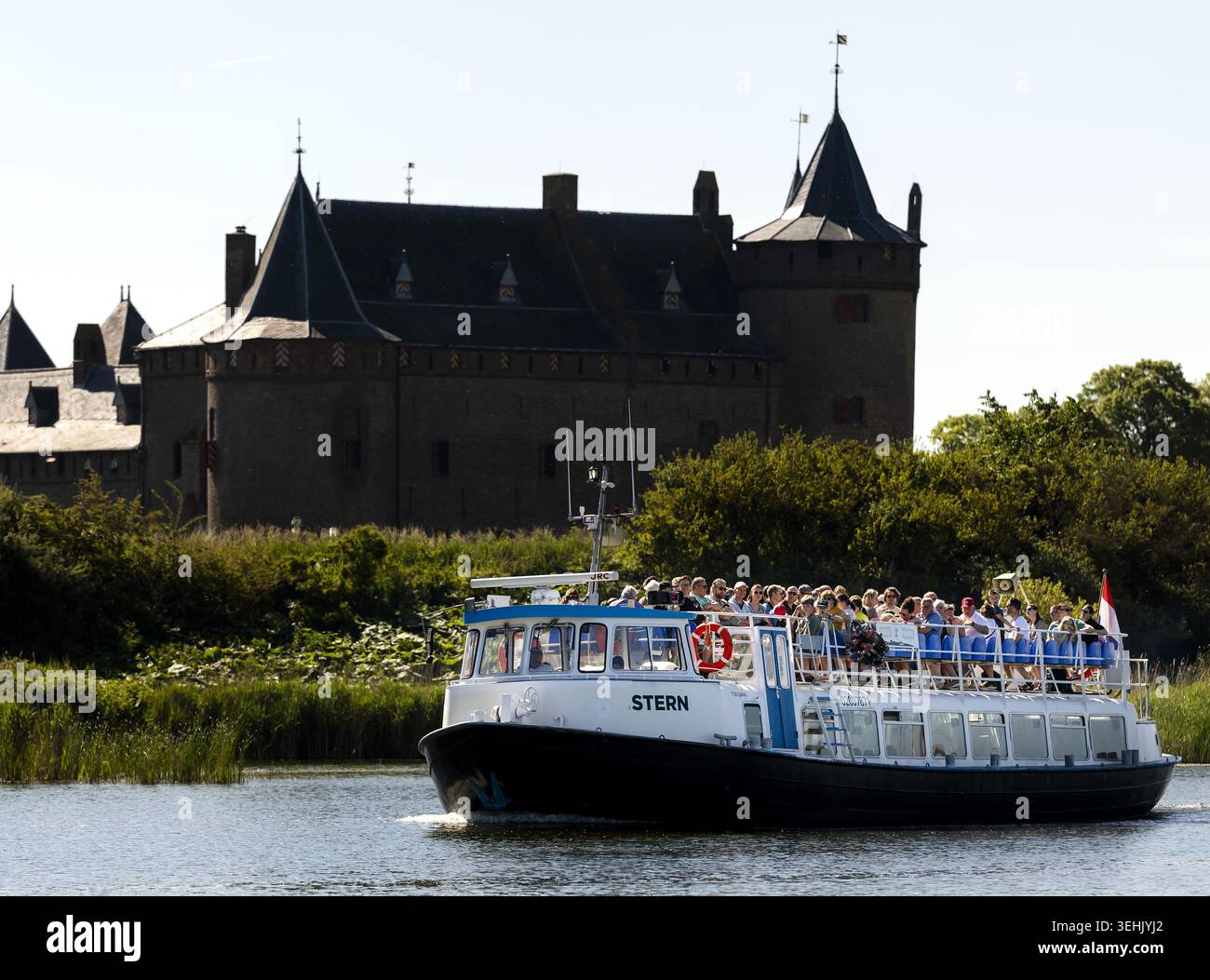 MUIDEN - Recreationists are enjoying the lovely weather in Muiden. On ...