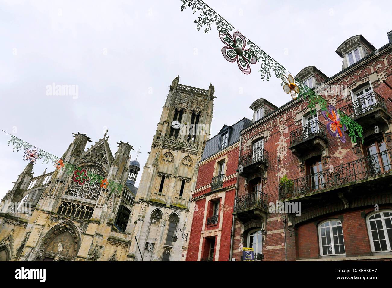 17.05.2026, Dieppe, Frankreich. Kathedrale St. Jacques und alte Häuser ...