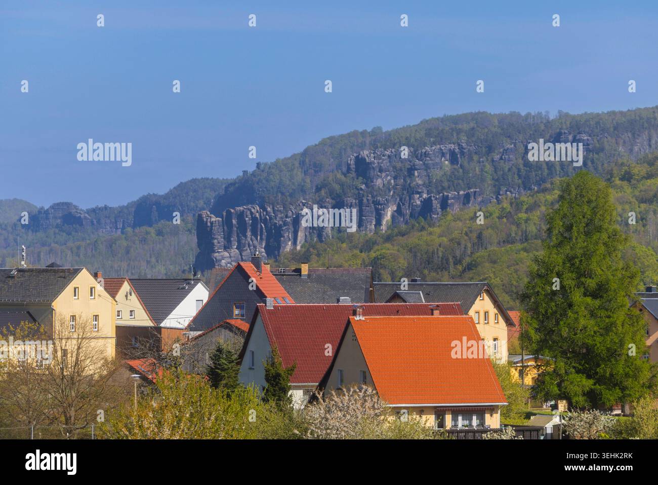 Adamsberg Häuser in Altendorf vor den Affensteinen mit dem Bloßstock ...