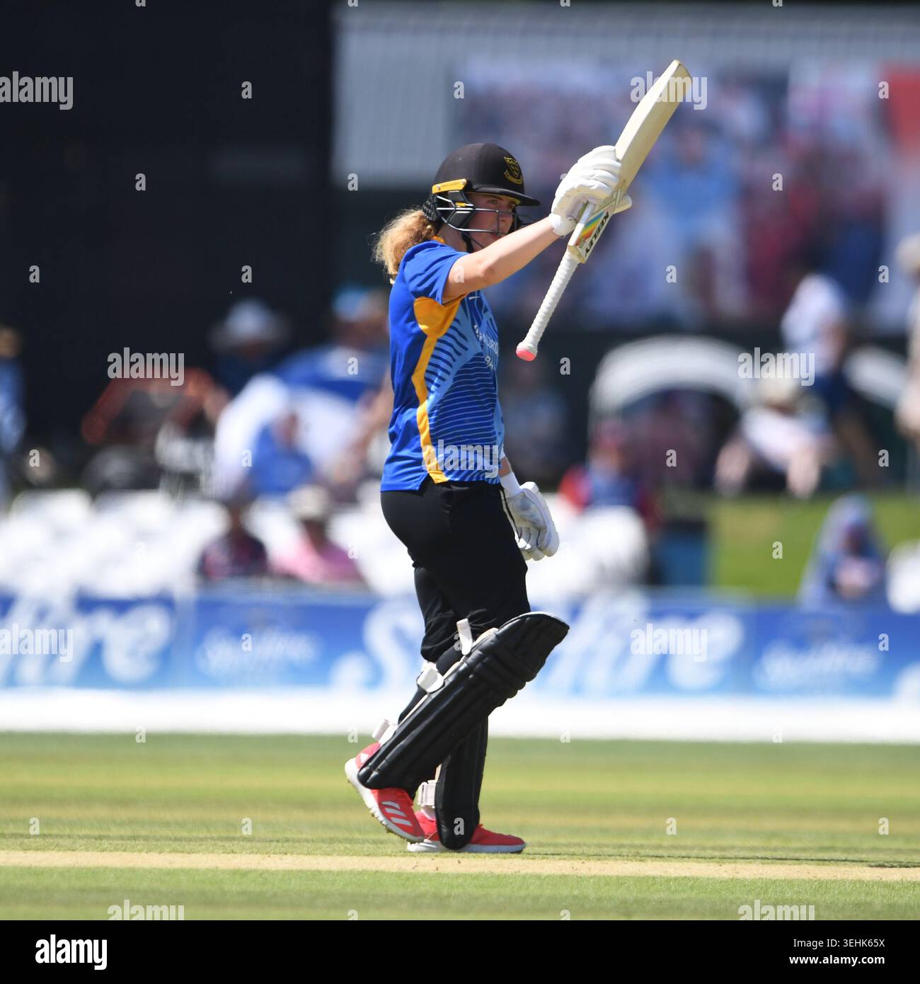 Canterbury, England. 25th May 2026. Mollie Adams raises her bat after ...