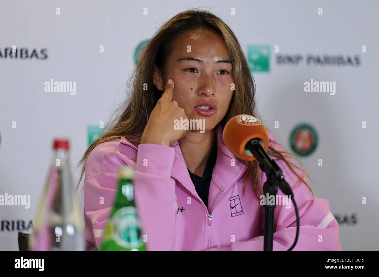 (260525) -- PARIS, May 25, 2026 (Xinhua) -- Zheng Qinwen speaks during ...